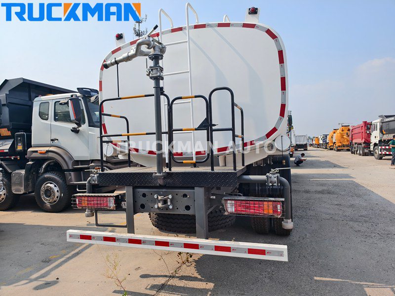 Brand New SINOTRUK HOWO 400HP Sprinkler Truck For Water Transportation