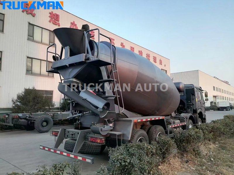 High Capacity SINOTRUK HOWO 8X4 371HP Concrete Mixer Truck For Rwanda