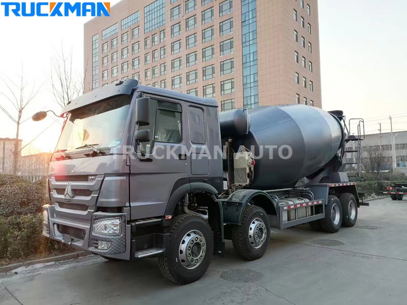 High Capacity SINOTRUK HOWO 8X4 371HP Concrete Mixer Truck For Rwanda
