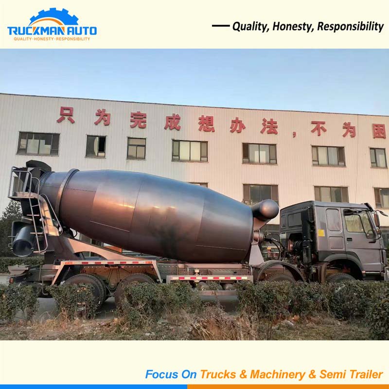 High Capacity SINOTRUK HOWO 8X4 371HP Concrete Mixer Truck For Rwanda
