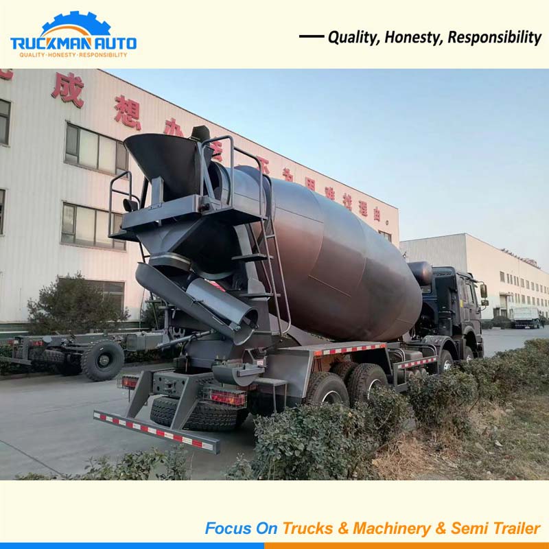 High Capacity SINOTRUK HOWO 8X4 371HP Concrete Mixer Truck For Rwanda